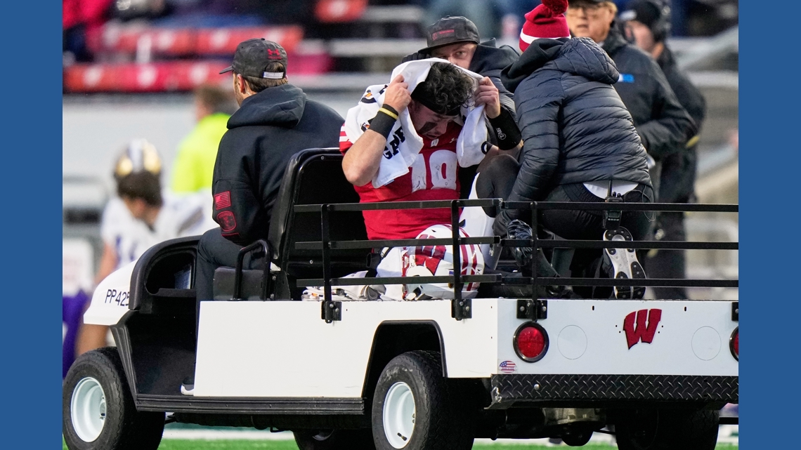 Wisconsin QB Danny O'Neil carted off field after getting injured in ...
