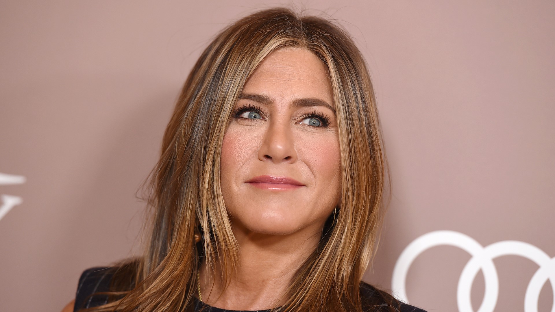 Man crashes car into Jennifer Aniston's Los Angeles home front gate | wwltv.com
