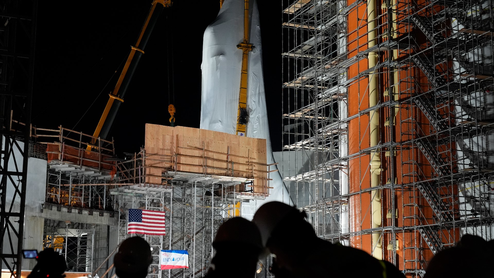 Massive crane hoists Space Shuttle Endeavour for vertical display ...