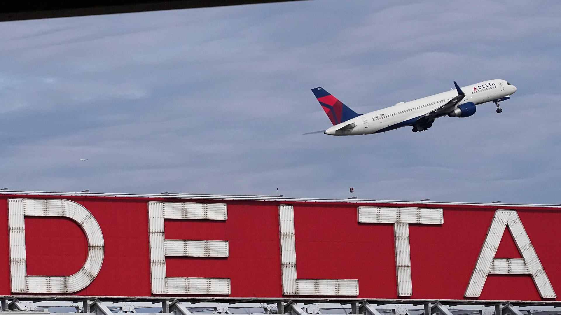 Delta pilot accused of threatening to shoot captain on flight | wwltv.com