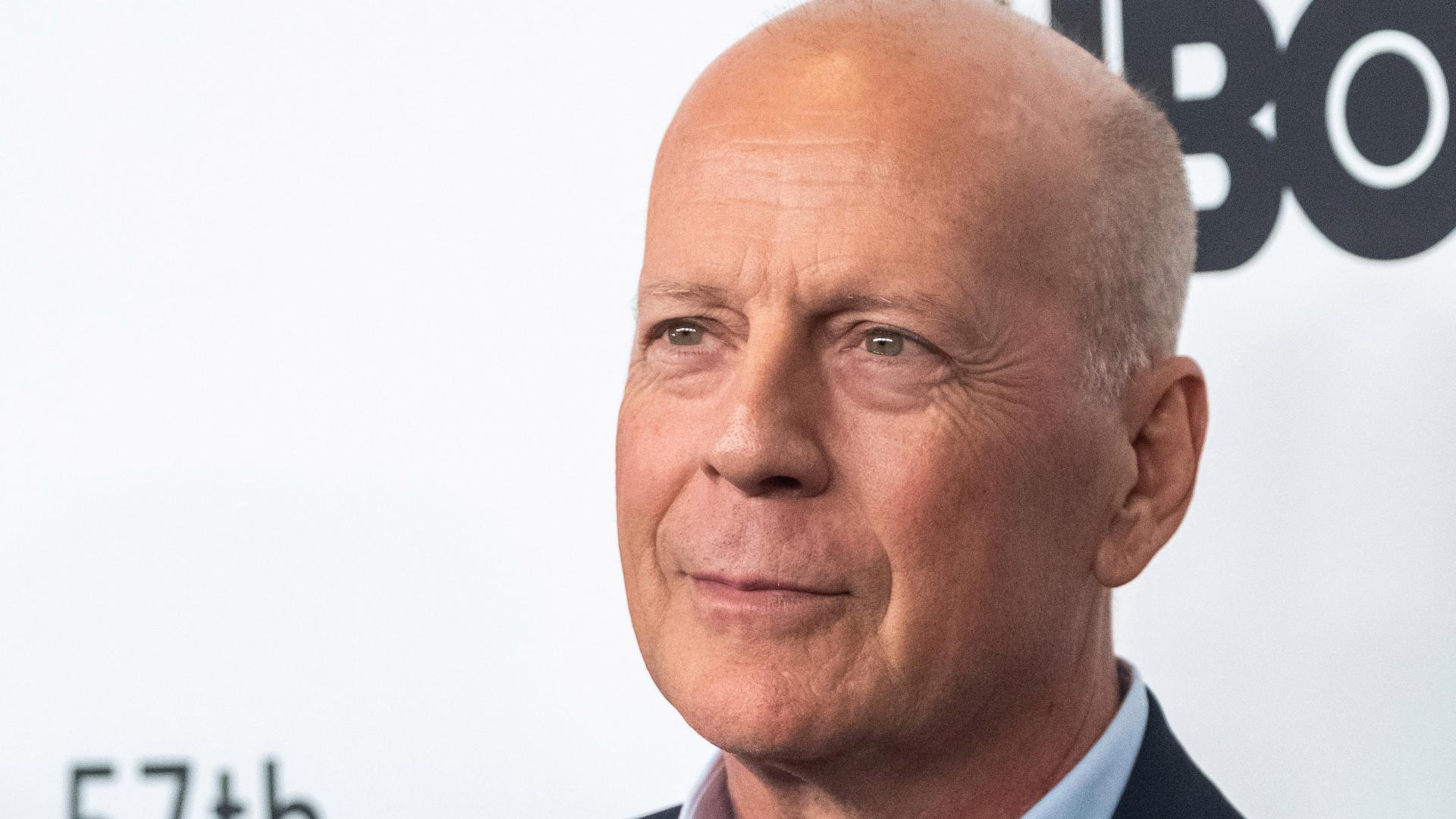 Bruce Willis makes rare public appearance and thanks LA fire first ...