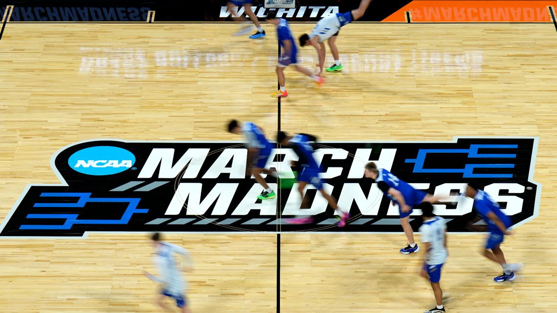 Warren Buffett offers employees $1M for NCAA March Madness bracket ...
