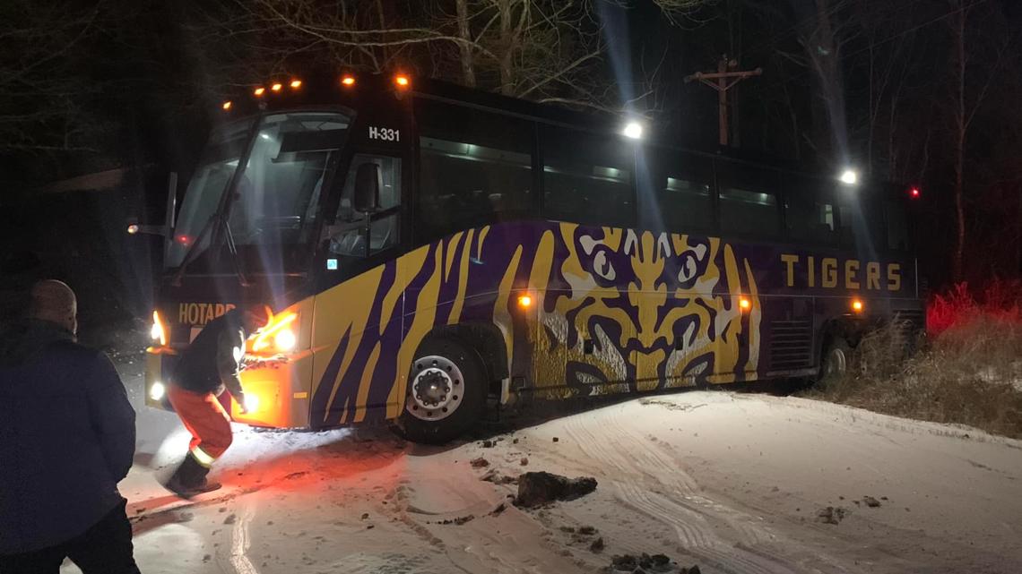 LSU Tigers bus slid off snowy Arkansas roads, sheriff says | wwltv.com