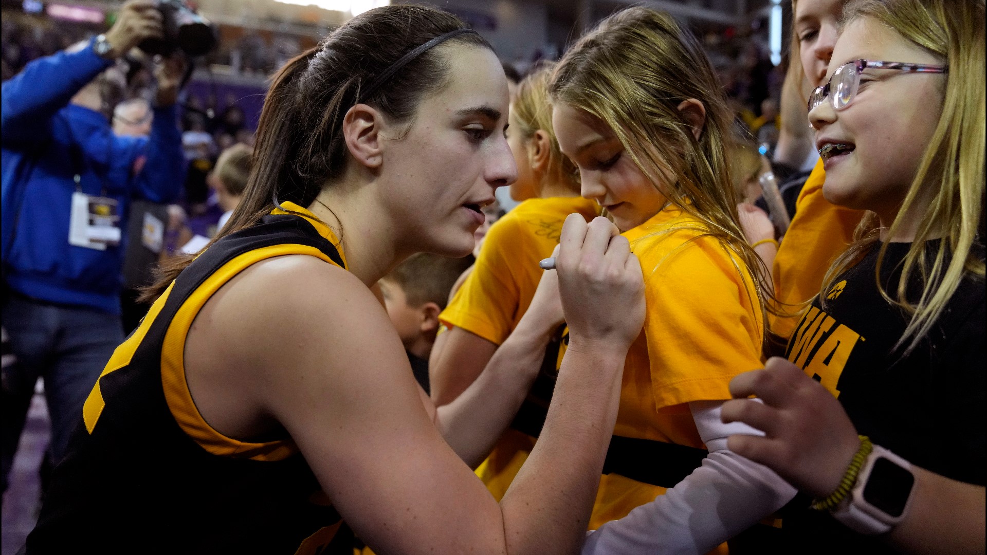 'Caitlin Clark Effect' shows as Indiana Fever tickets go on sale ...
