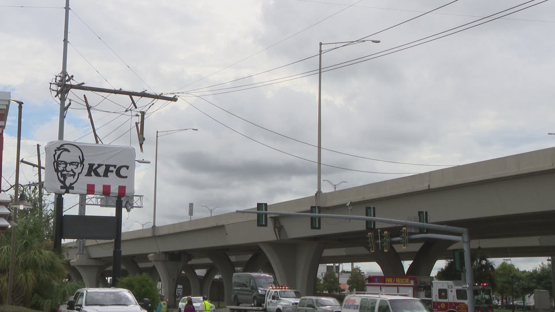 Downed power lines cause traffic jam on Westbank Expressway | wwltv.com