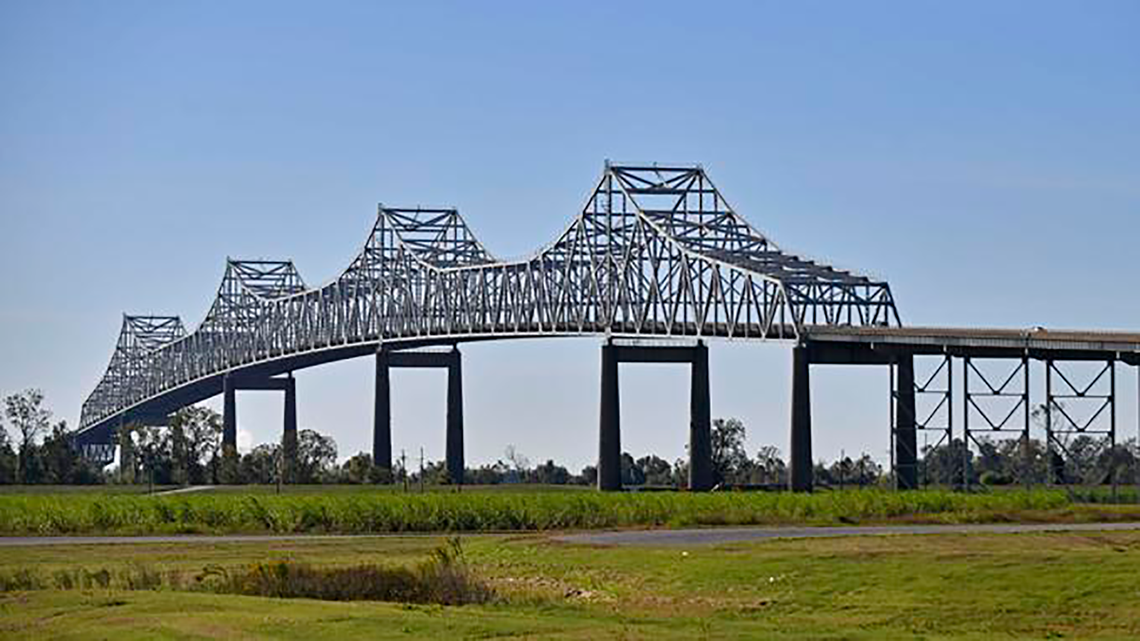 Standoff with armed robbery suspect closes Sunshine Bridge | wwltv.com