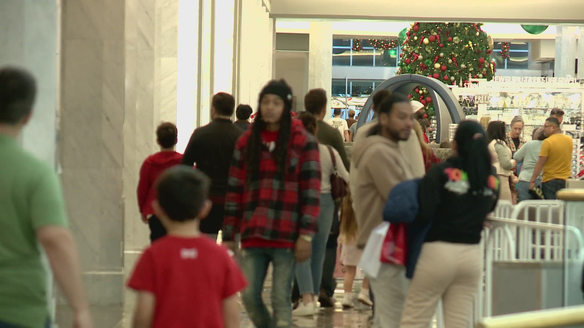 Last-Minute Shoppers Flock to Lakeside Mall for Gifts | wwltv.com