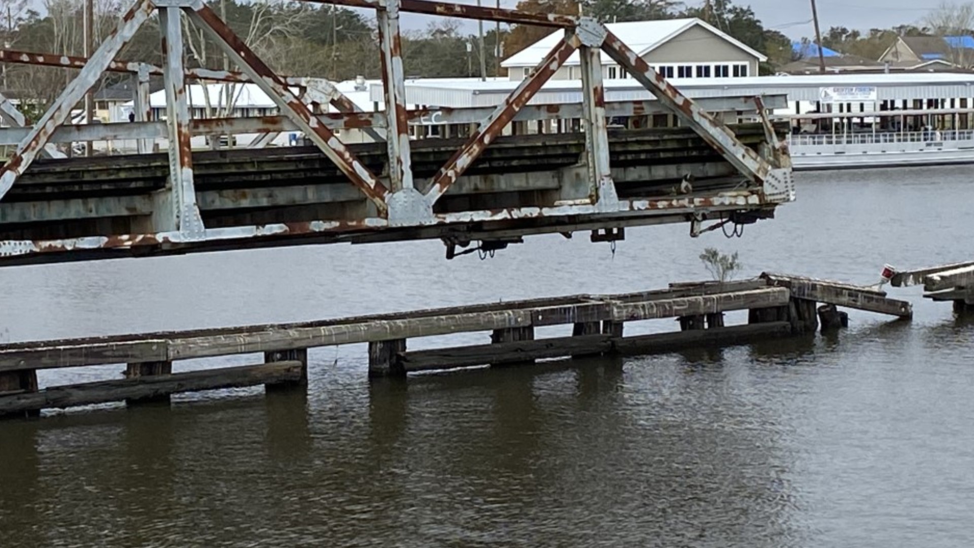 'Damage is significant' | Barge breaks Barataria Bridge: officials ...