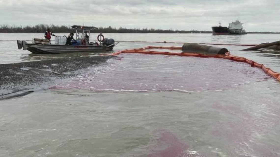 Over 3,000 gallons of oil spilled in the Mississippi River after vessel ...