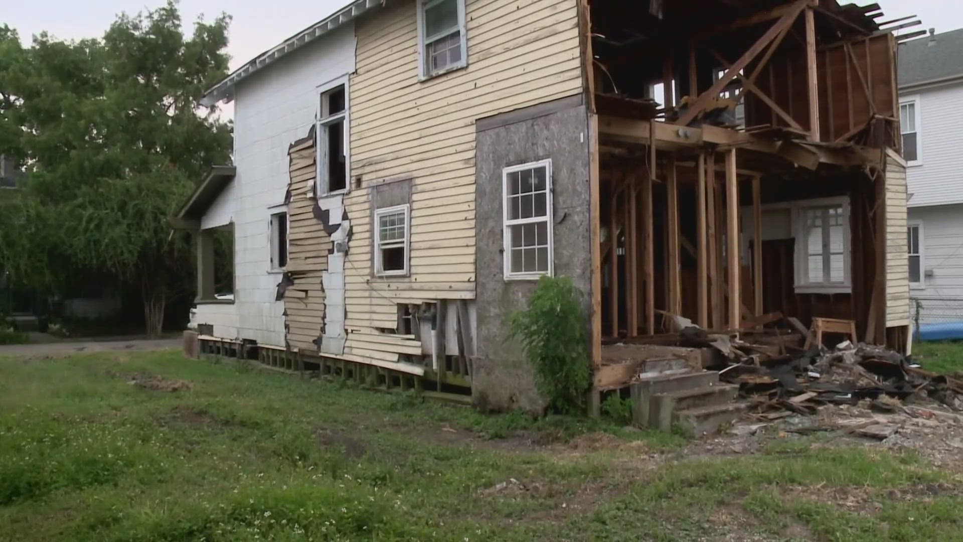 Bayou St. John residents say collapsing house is endangering lives ...