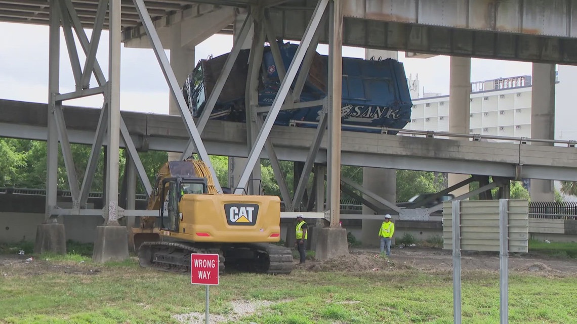 Stuck garbage truck to remain on I-10 ramp for at least two more weeks ...