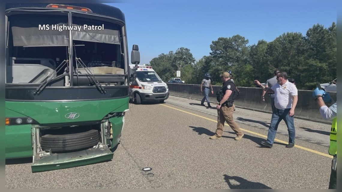Bus with 56 students crashes on Interstate 10 | wwltv.com
