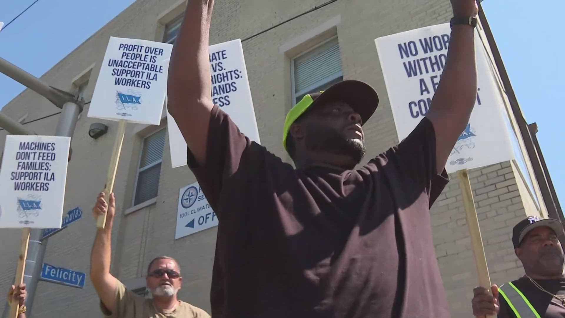 Dockworkers strike at Port of New Orleans | wwltv.com