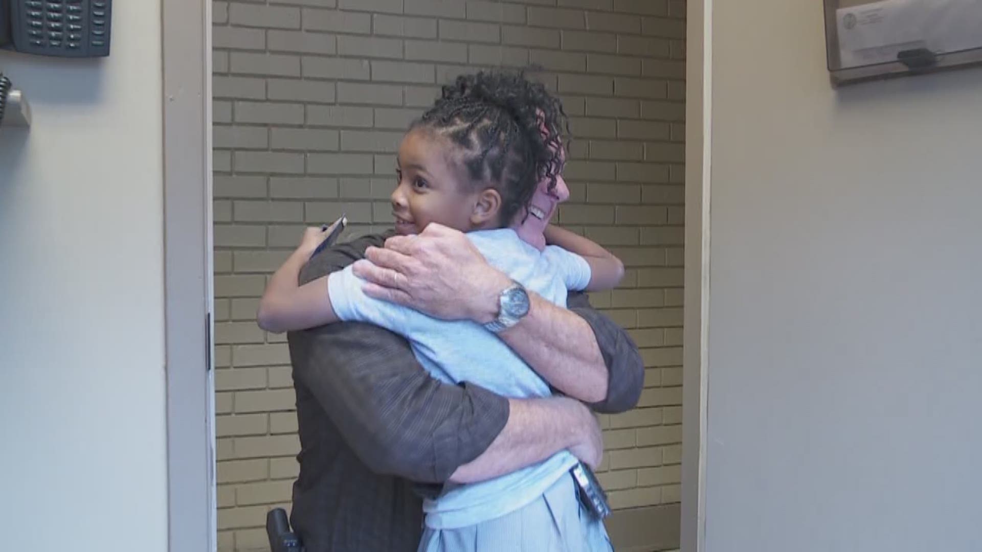 Hammond girl spreads love to officers, one hug at a time | wwltv.com