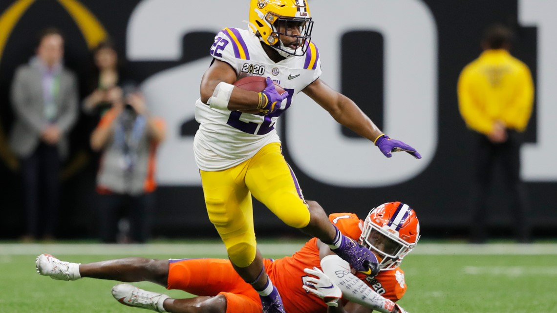 Top Minnesota teacher takes knee at LSU-Clemson game | wwltv.com