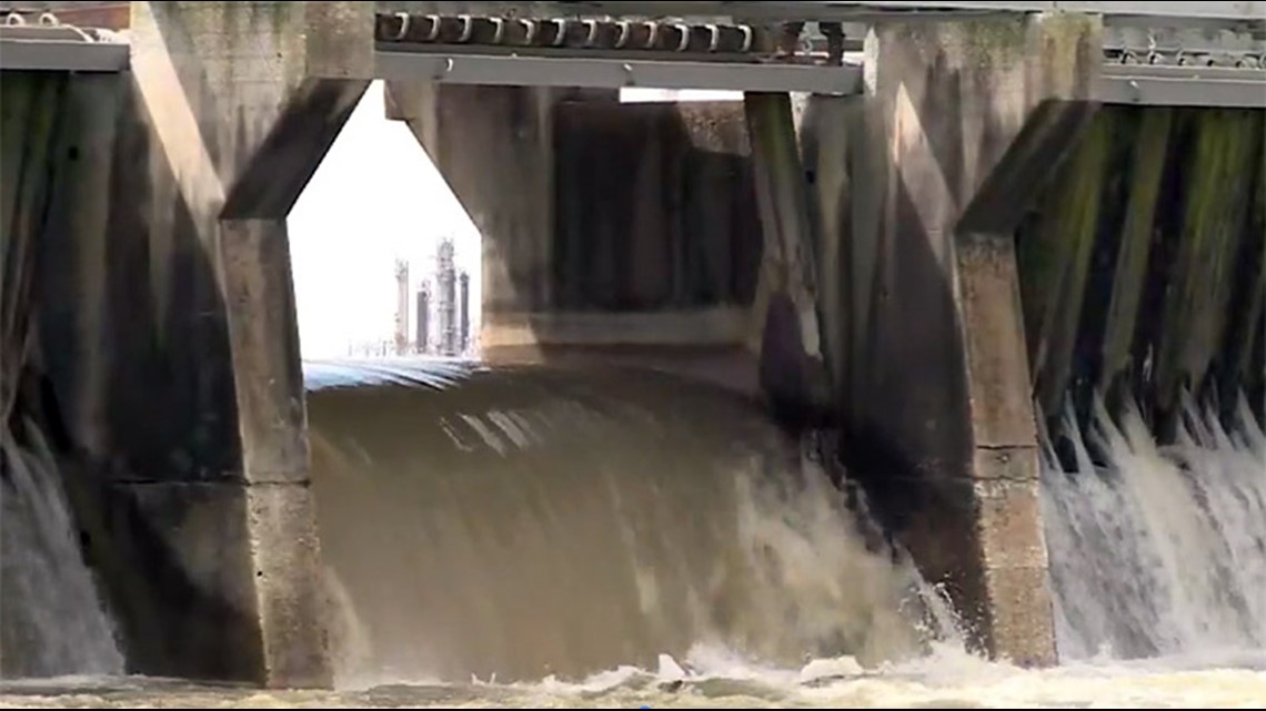 Hundreds watch as spillway opens | wwltv.com