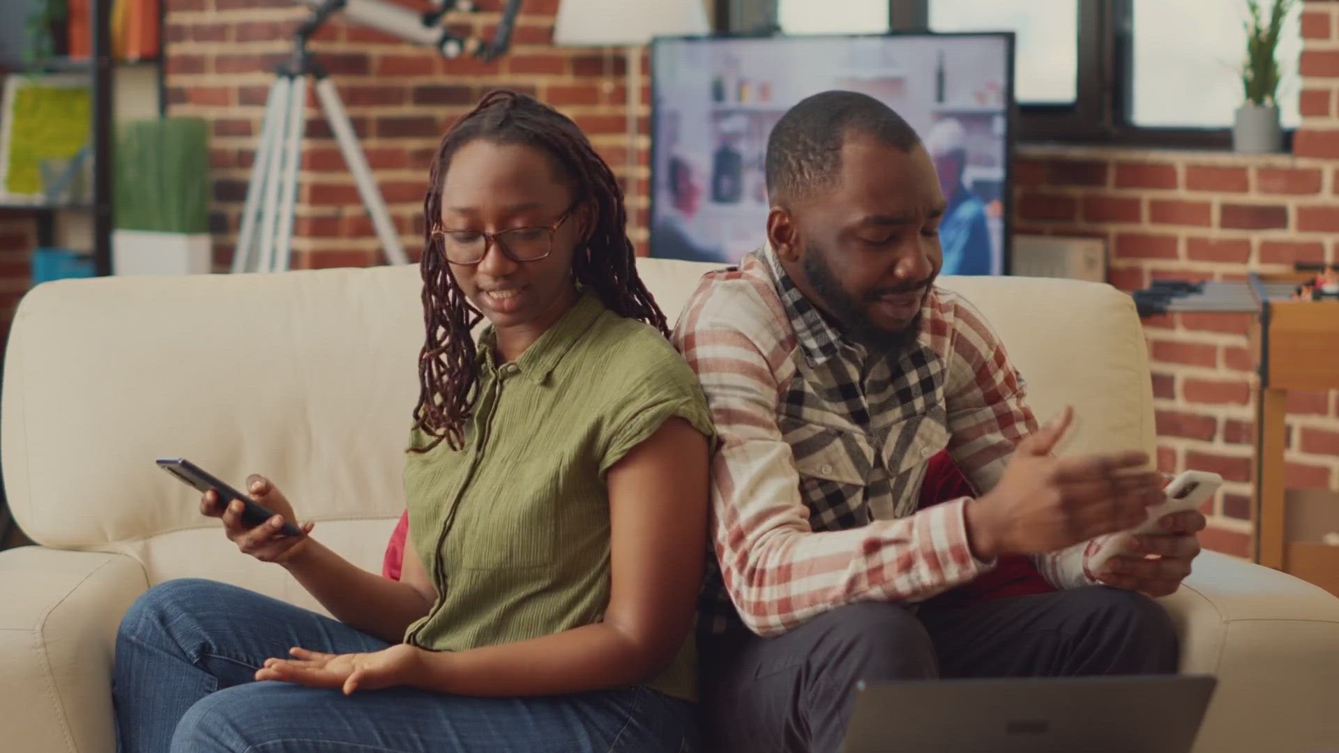 Gaslighting and projection: How to identify it in a relationship ...