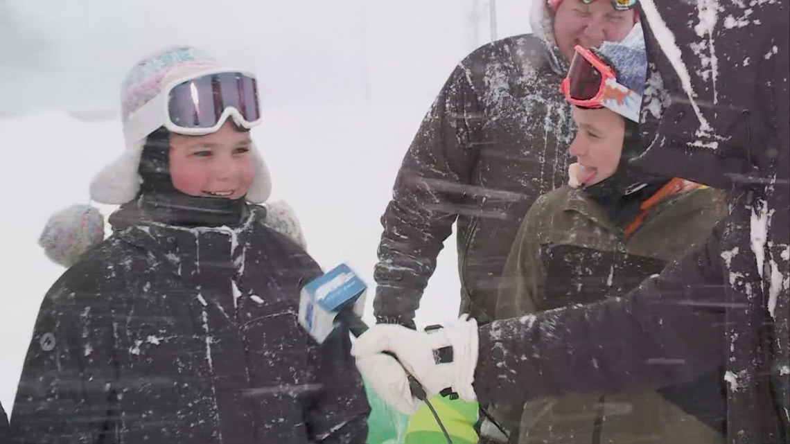 Family enjoys New Orleans snow on the levee | wwltv.com