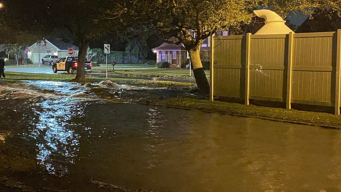 Large water line break cuts clean water to Kenner neighborhood, shuts ...