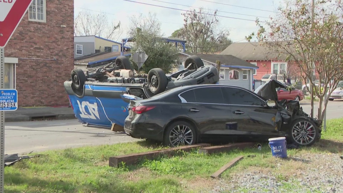 Suspect fleeing arrest crashes into van on St. Claude Avenue | wwltv.com