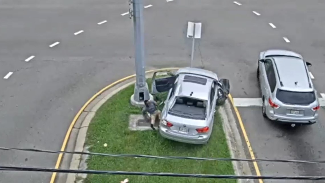 Video captures suspect jumping from moving car into traffic at the end ...