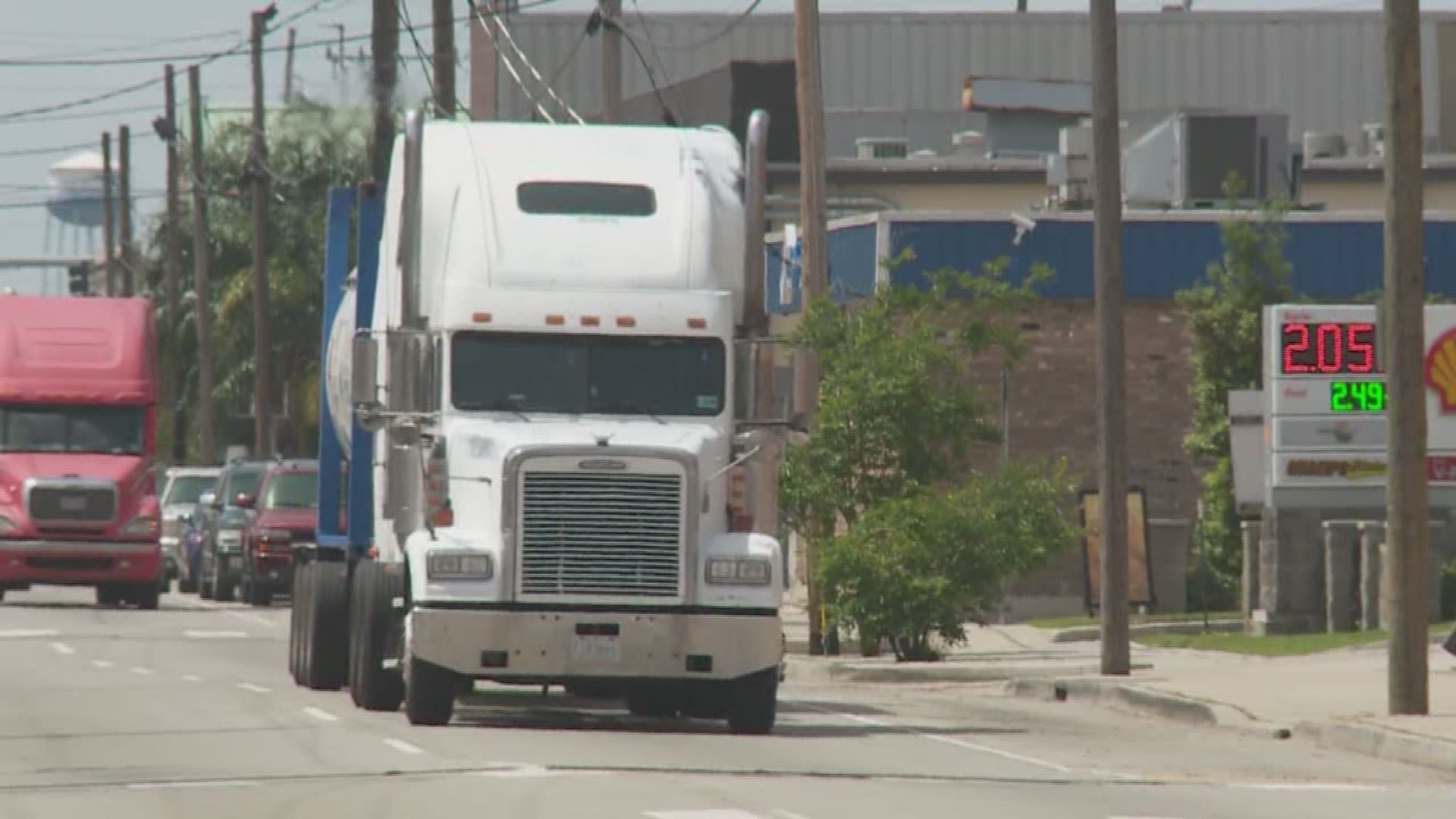 Bill would make large trucks slow down | wwltv.com