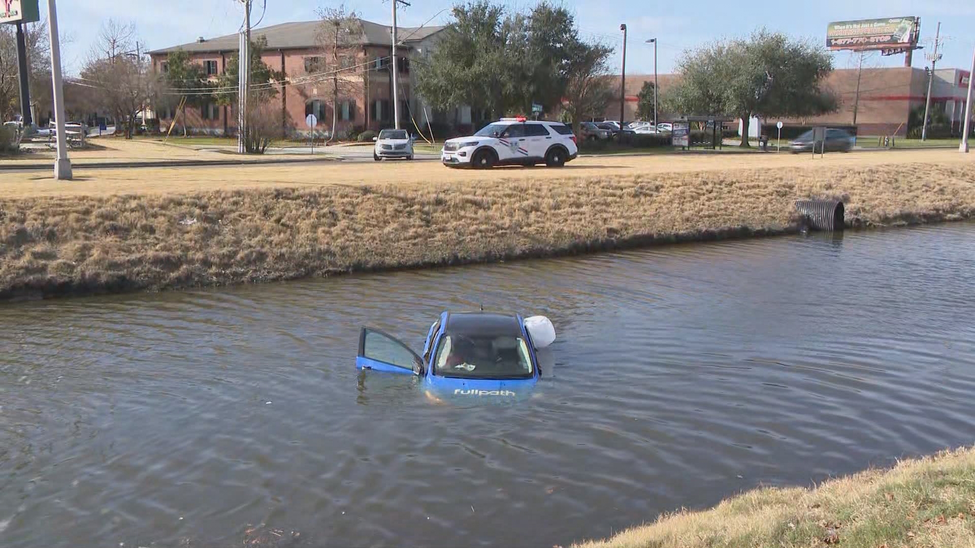 Driver escapes with minor injuries as car sinks in Jefferson Parish ...