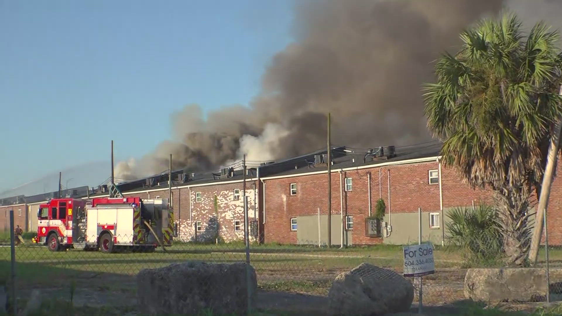 NOFD: Firefighters battle blaze at Gentilly Ridge Apartments | wwltv.com