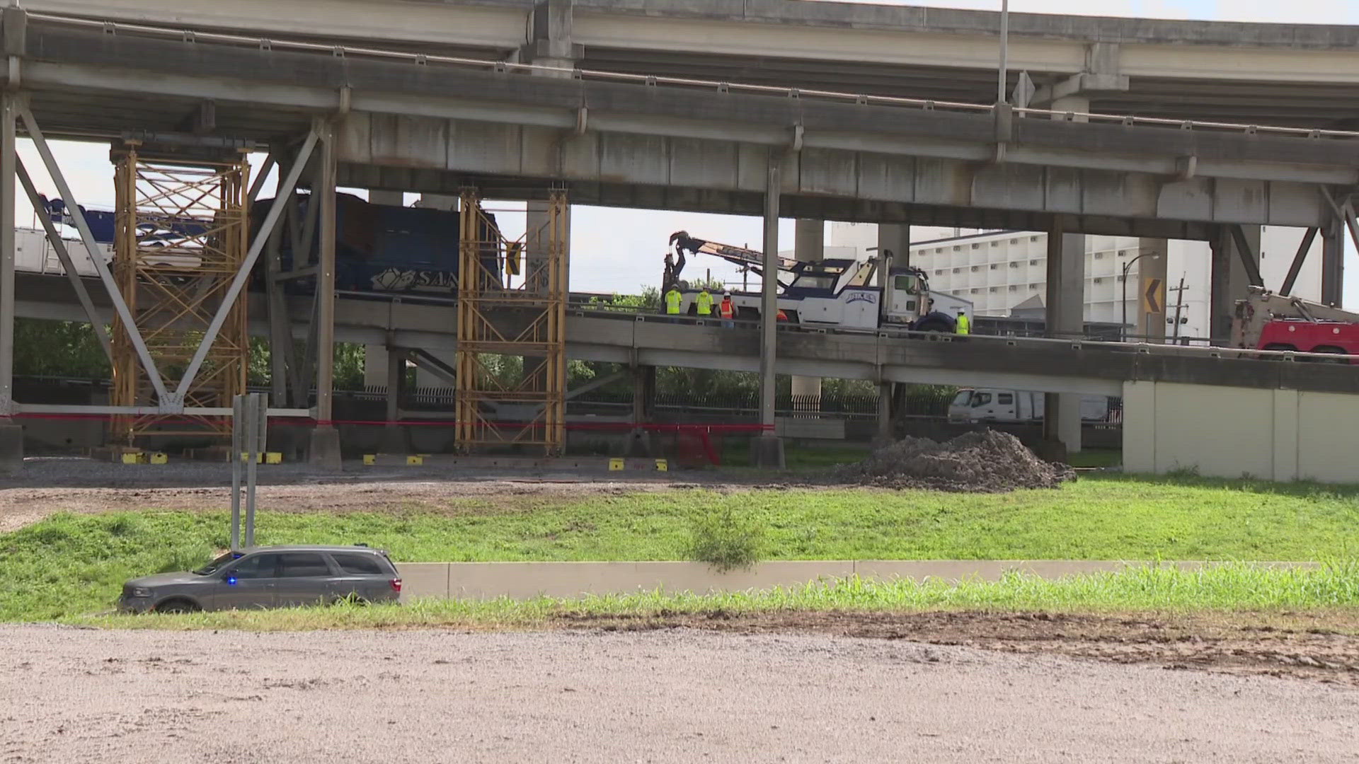 Work underway to remove garbage truck blocking I-10 ramp in New Orleans ...