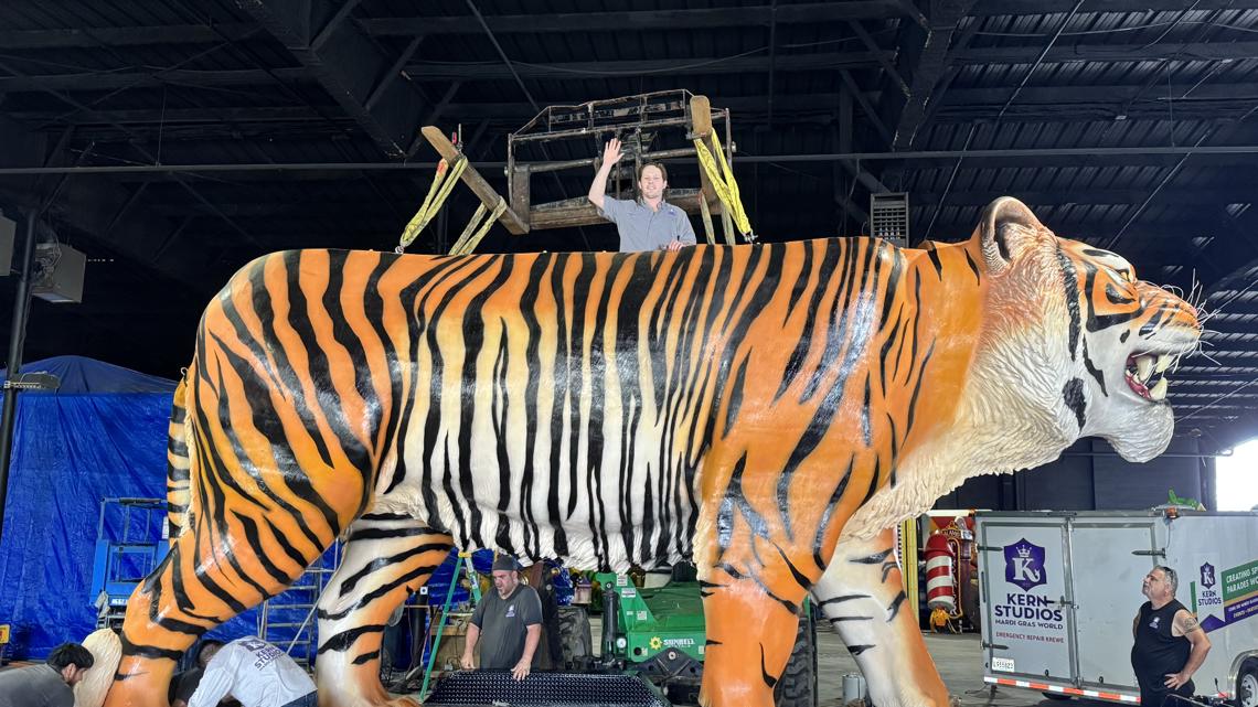 LSU brings Mardi Gras Mike to College World Series in Omaha | wwltv.com