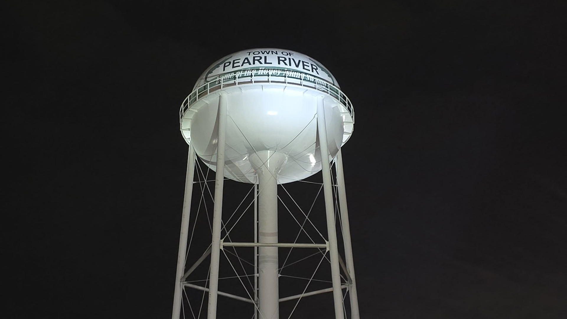 Man arrested after he allegedly climbed water tower in Pearl River ...