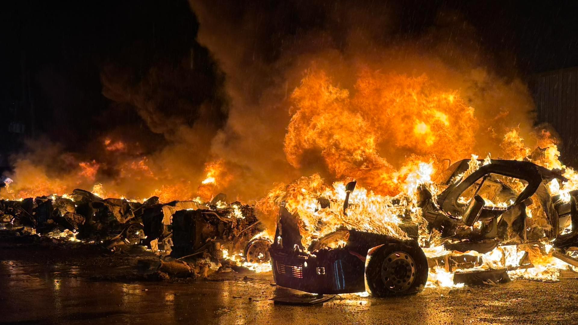 Kenner Fire Department battles blaze with 18-wheeler caps | wwltv.com