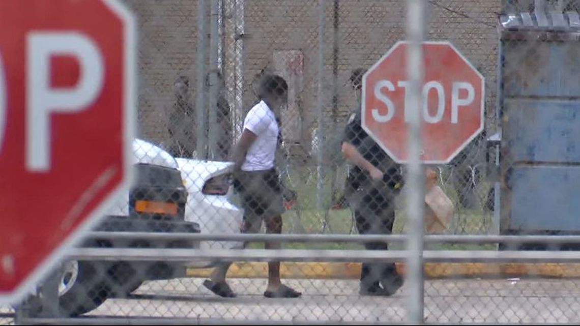 LSU freshman JT Lindsey turns himself in to police | wwltv.com