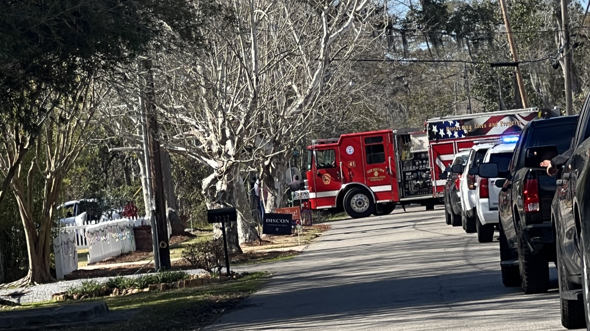 Armed man surrenders after standoff in Old Mandeville | wwltv.com