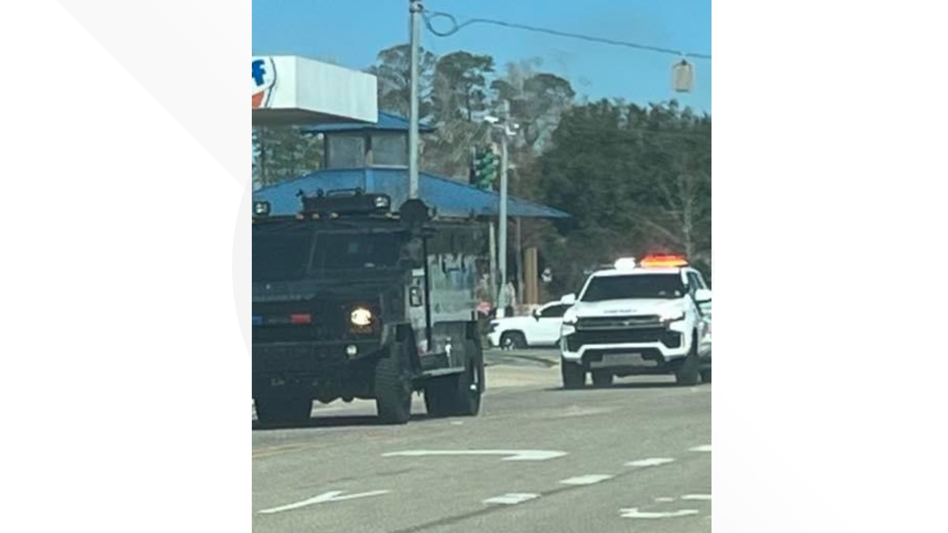 Armed man surrenders after standoff in Old Mandeville | wwltv.com