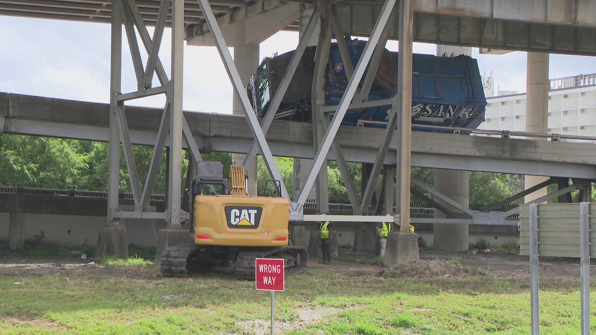 New Orleans overpass closed after rubbish truck crash | wwltv.com