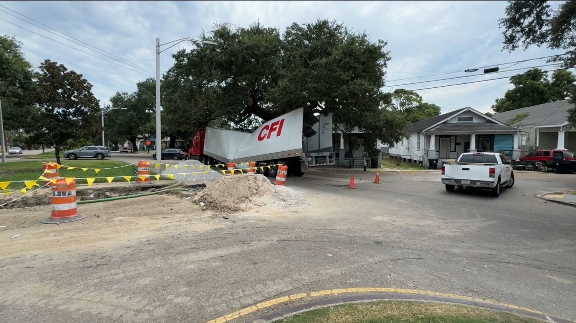 Video: Box truck loses roof after hitting tree in New Orleans | wwltv.com