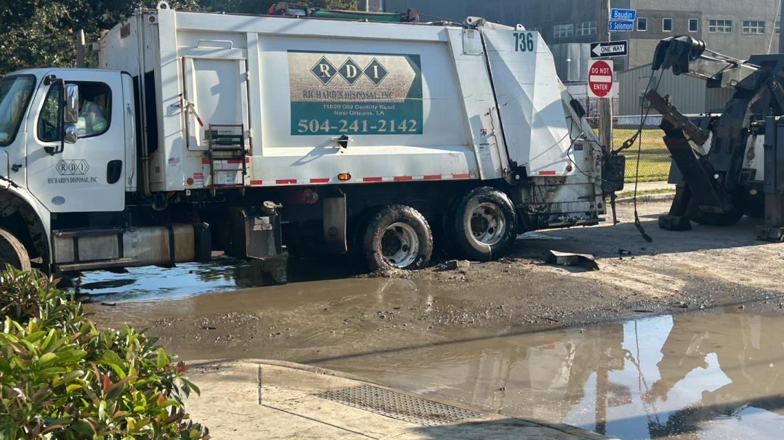 Garbage truck sinks into Mid City pothole | wwltv.com