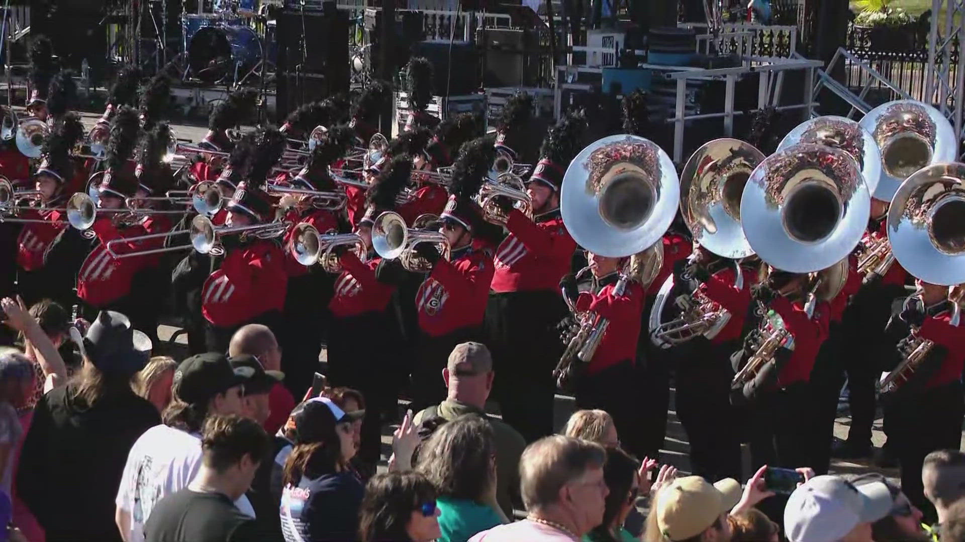 Georgia Bulldogs football team marches in Sugar Bowl New Year's parade ...
