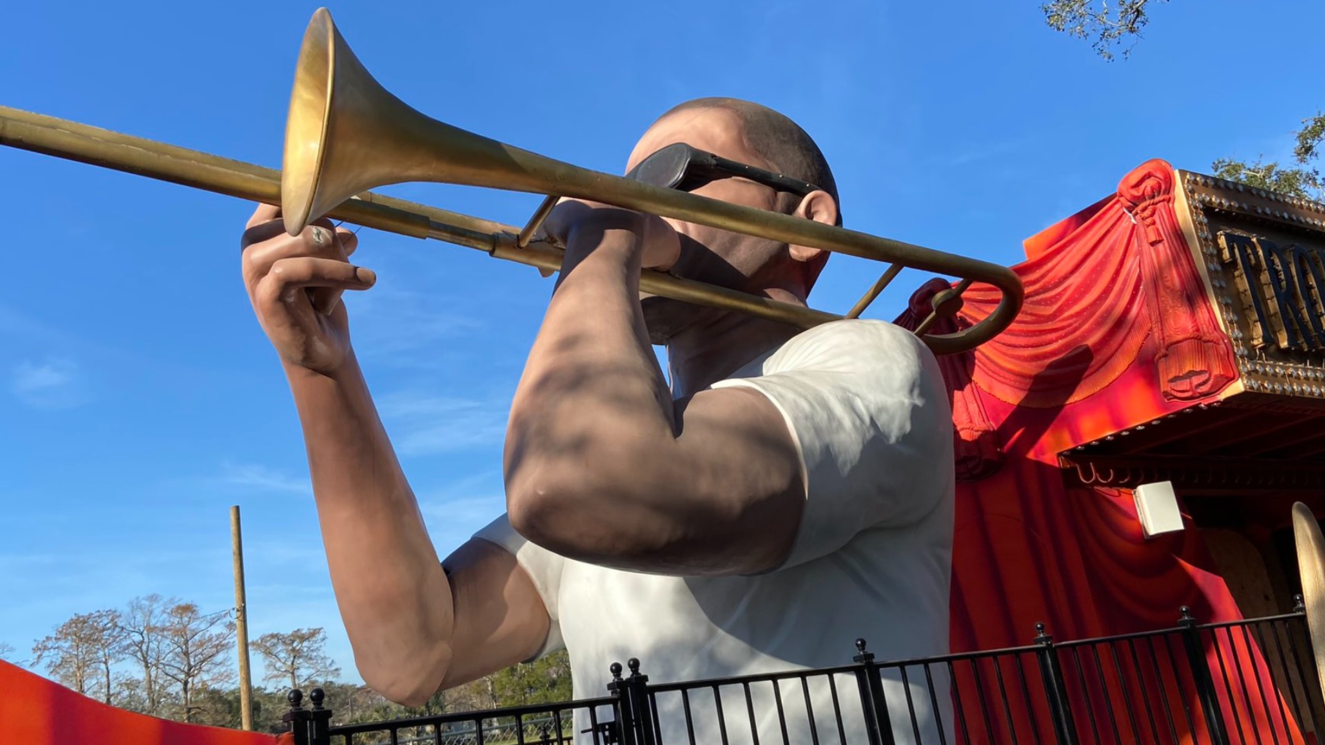 Beau rides again: Floats in the Oaks tribute honors a former Rex & City ...