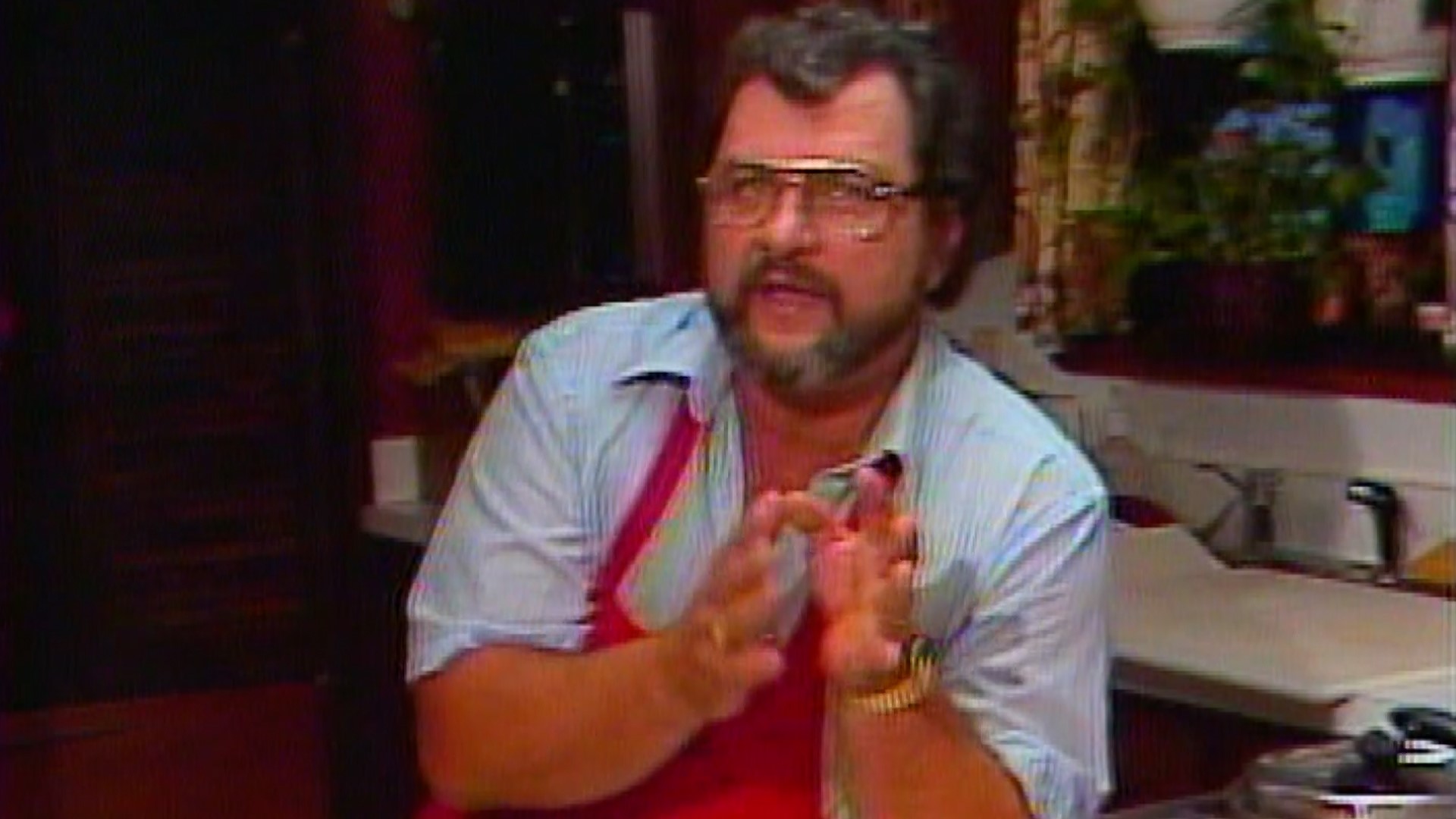 Frank Davis cooks turkey and oyster dressing for Thanksgiving | wwltv.com