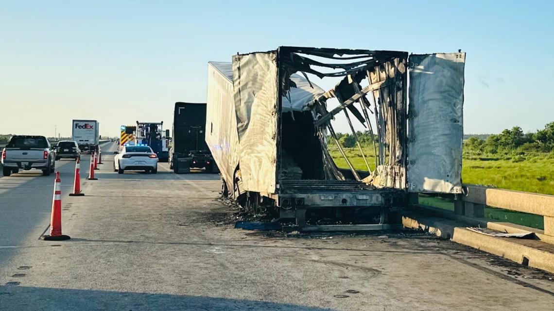 Stalled 18-wheeler delays traffic on I-10 Bonnet Carre Spillway | wwltv.com