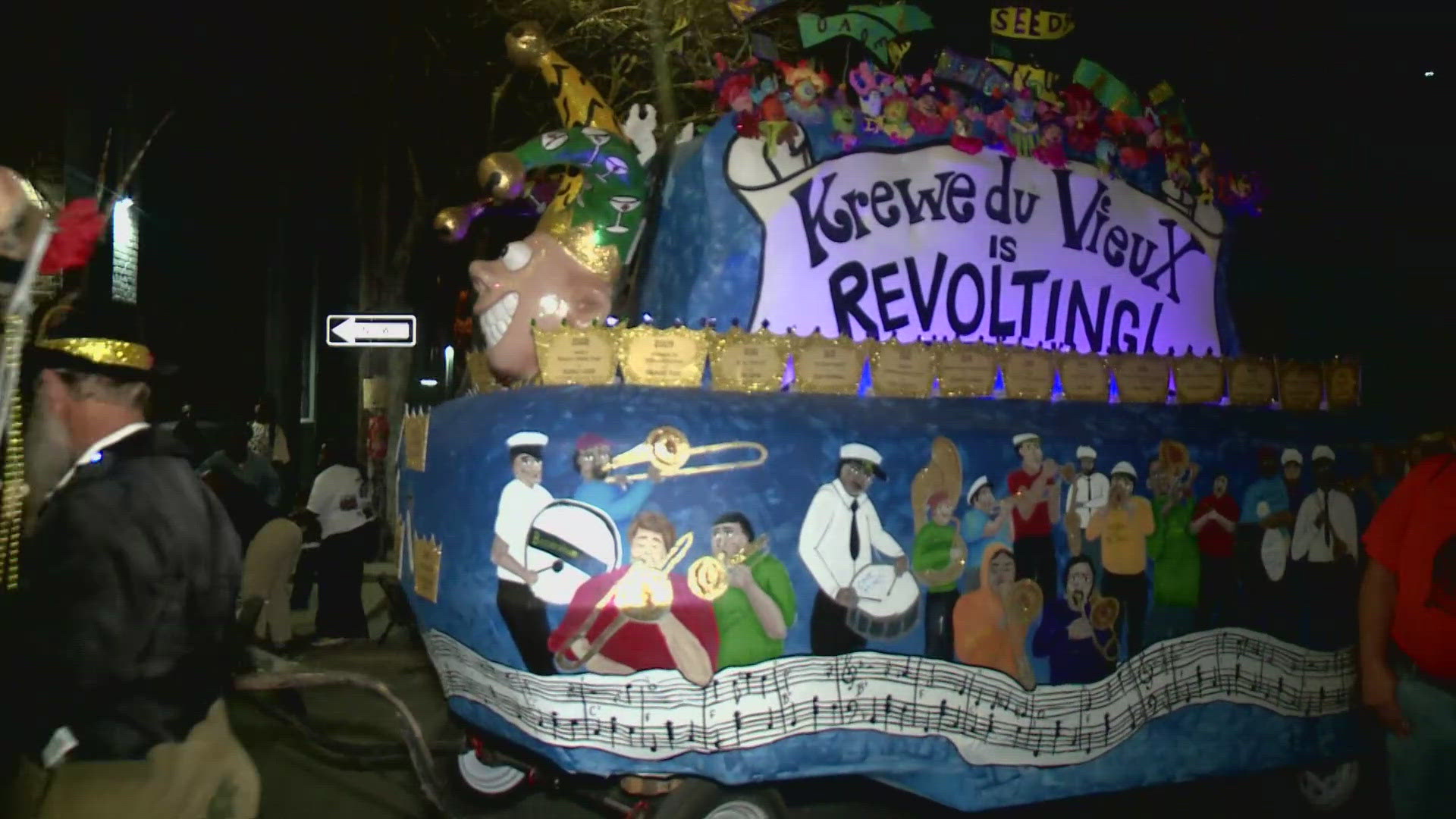 Cold can’t stop the roll: Krewe du Vieux parade still on with glass ...