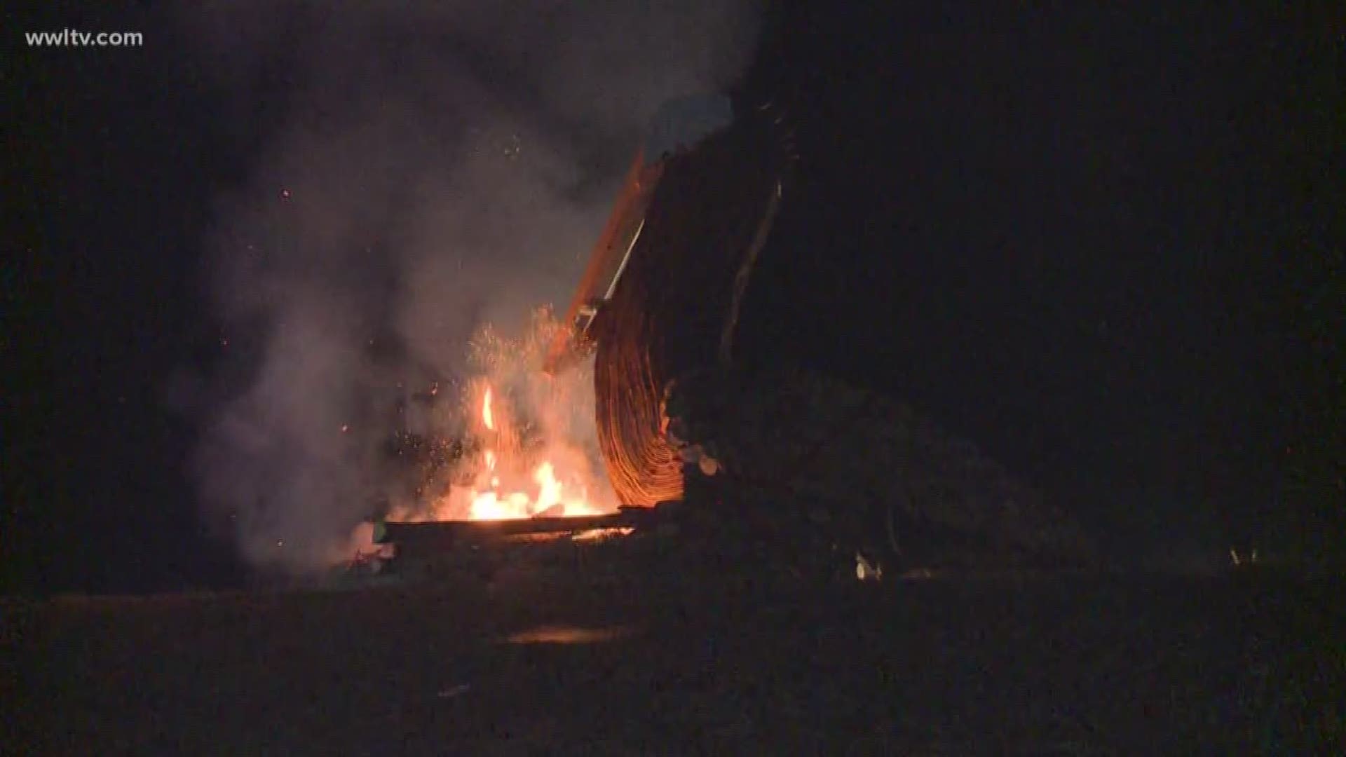 Hundreds gather for annual Christmas Eve Bonfire on the Levee | wwltv.com