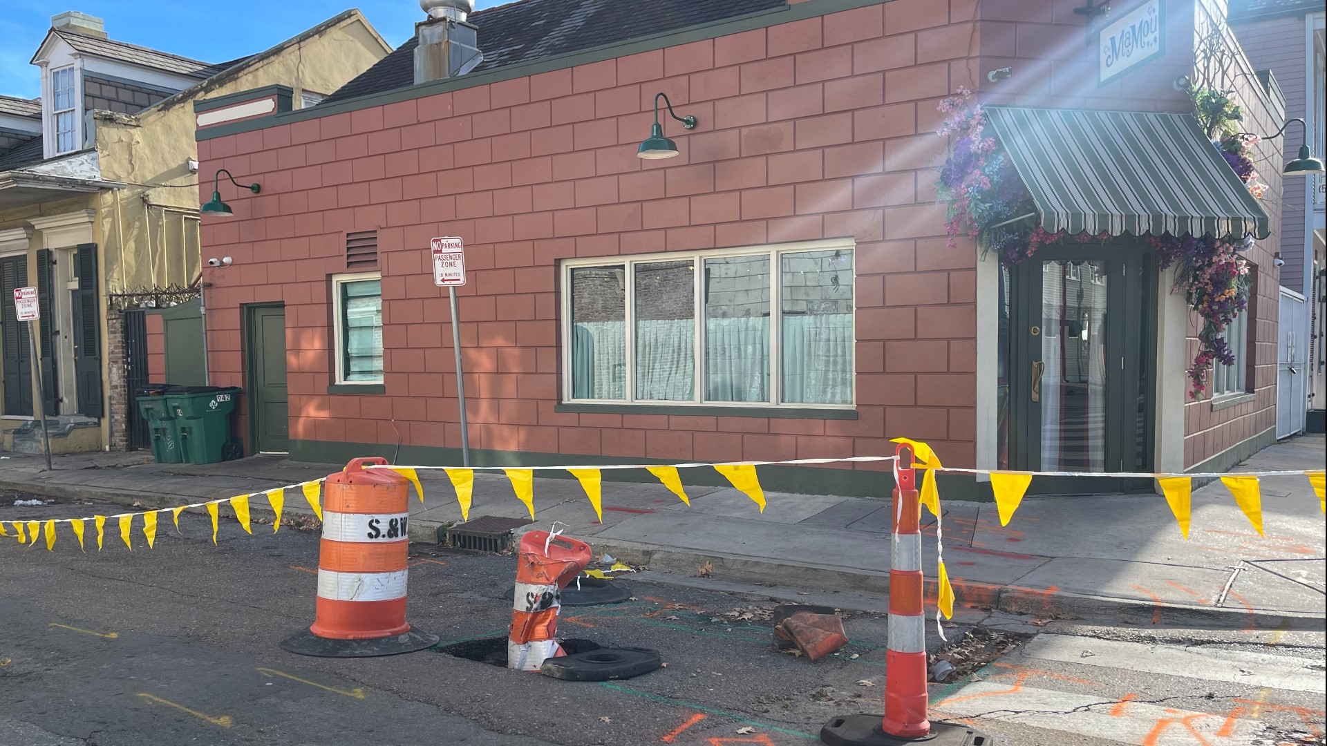 New Orleans sinkhole swallows debris, cones and cars | wwltv.com