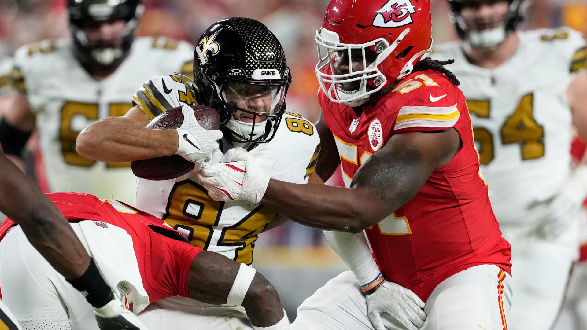 Patrick Mahomes throws for 331 yards, Derek Carr hurt as Chiefs shut ...