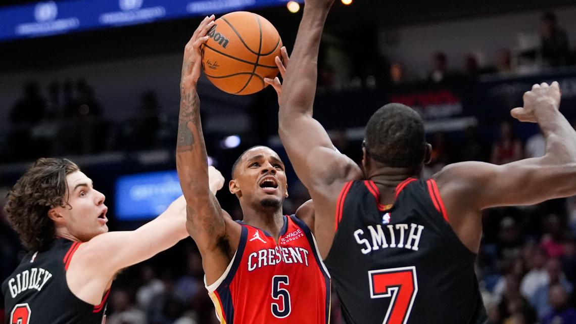 Pelicans guard Dejounte Murray breaks hand in season opener, out ...