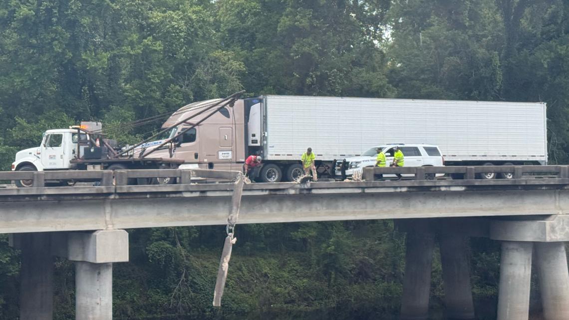 18-wheeler accident shuts down I-10 along Atchafalaya Basin Bridge ...